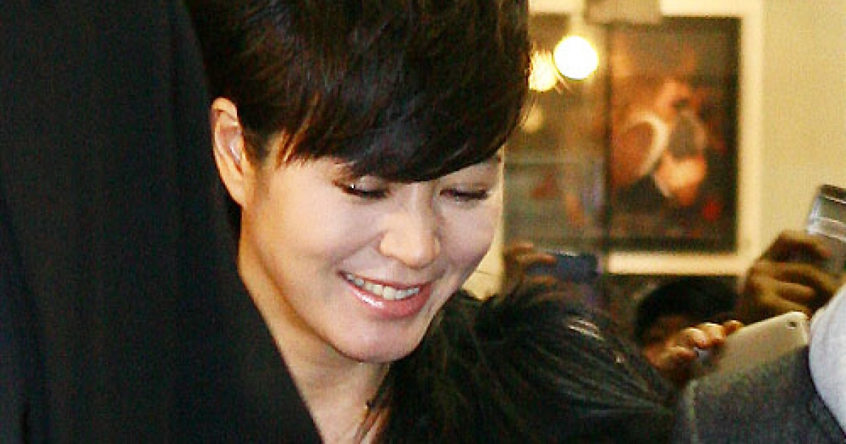 [포토] 열애중 김혜수 쑥스러운 듯 고개 숙이고 미소만