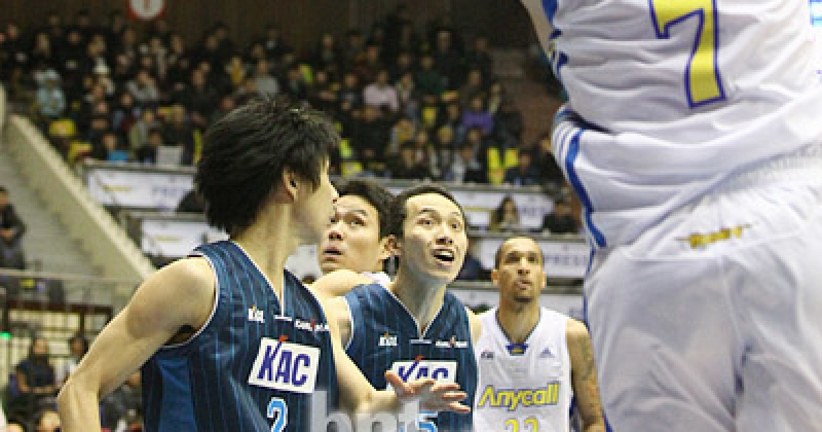 [bnt포토] 삼성vs KCC '공은 어디로'