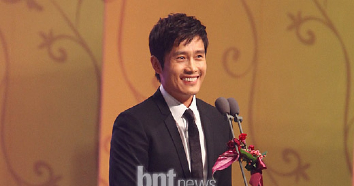 [bnt포토] 이병헌 '팬들을 향한 시원한 미소'