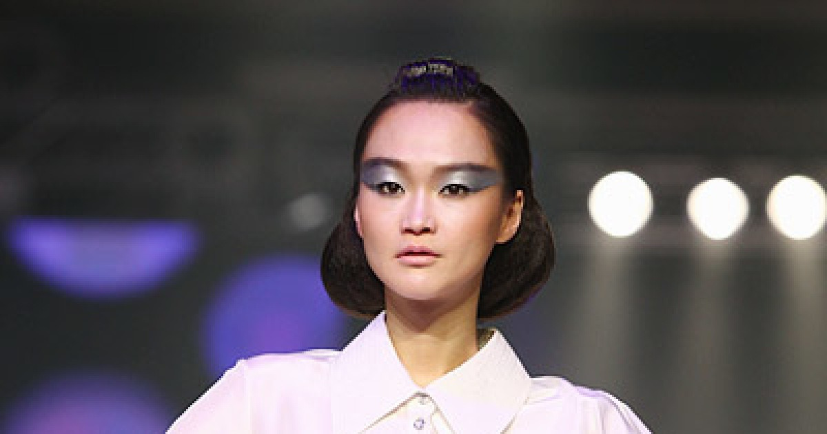 [bnt포토] 이상봉 패션쇼 '독특한 눈화장에 시선 집중'