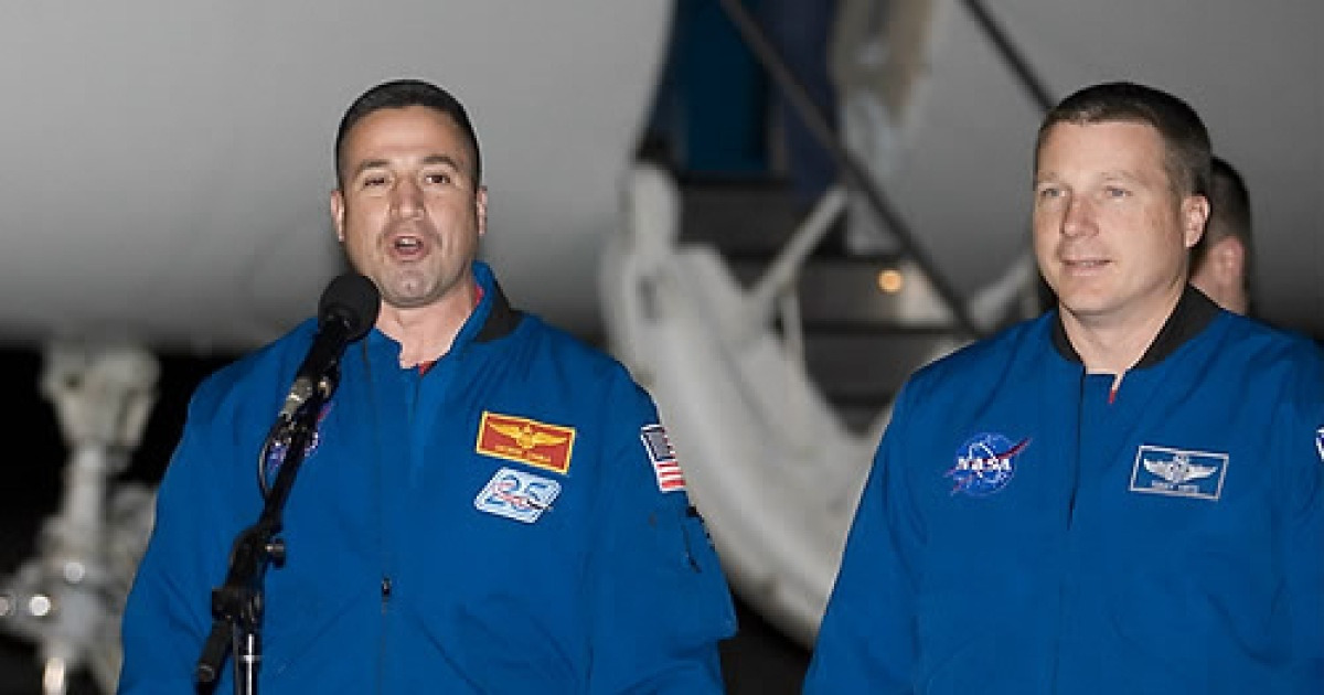 USA SHUTTLE ENDEAVOUR CREW ARRIVAL