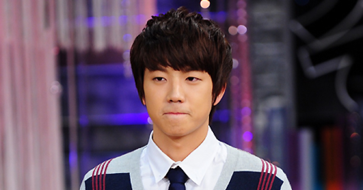 [T포토]2PM 우영, '혼자 사진 찍으려니 어색하네요'