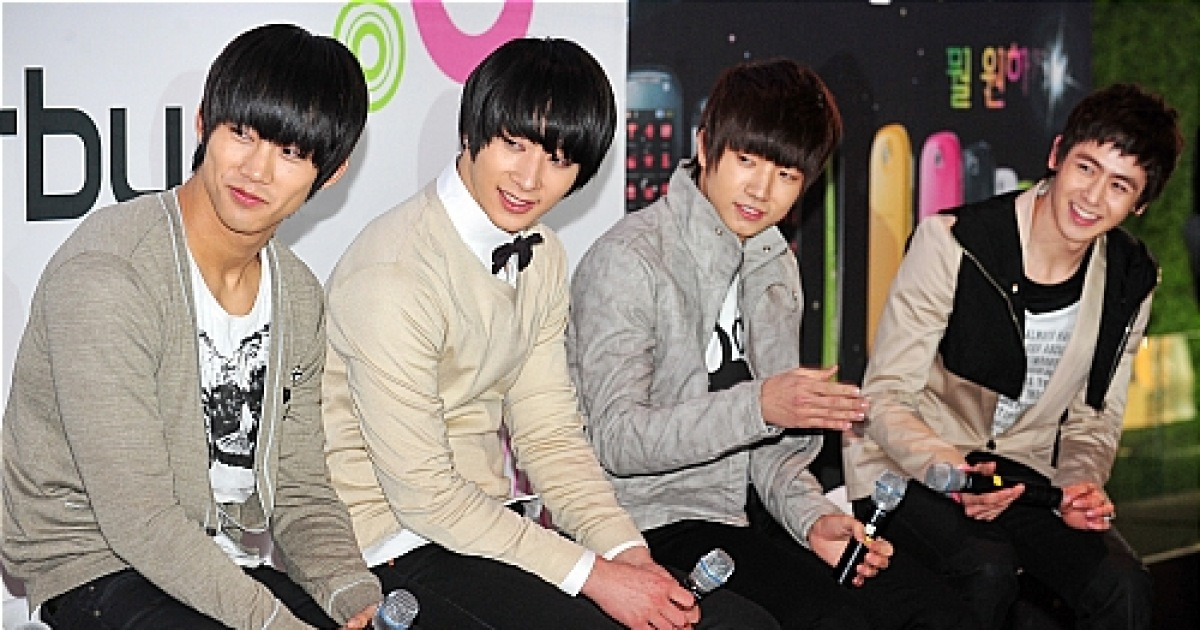 팬들과 즐거운 시간 갖는 2PM