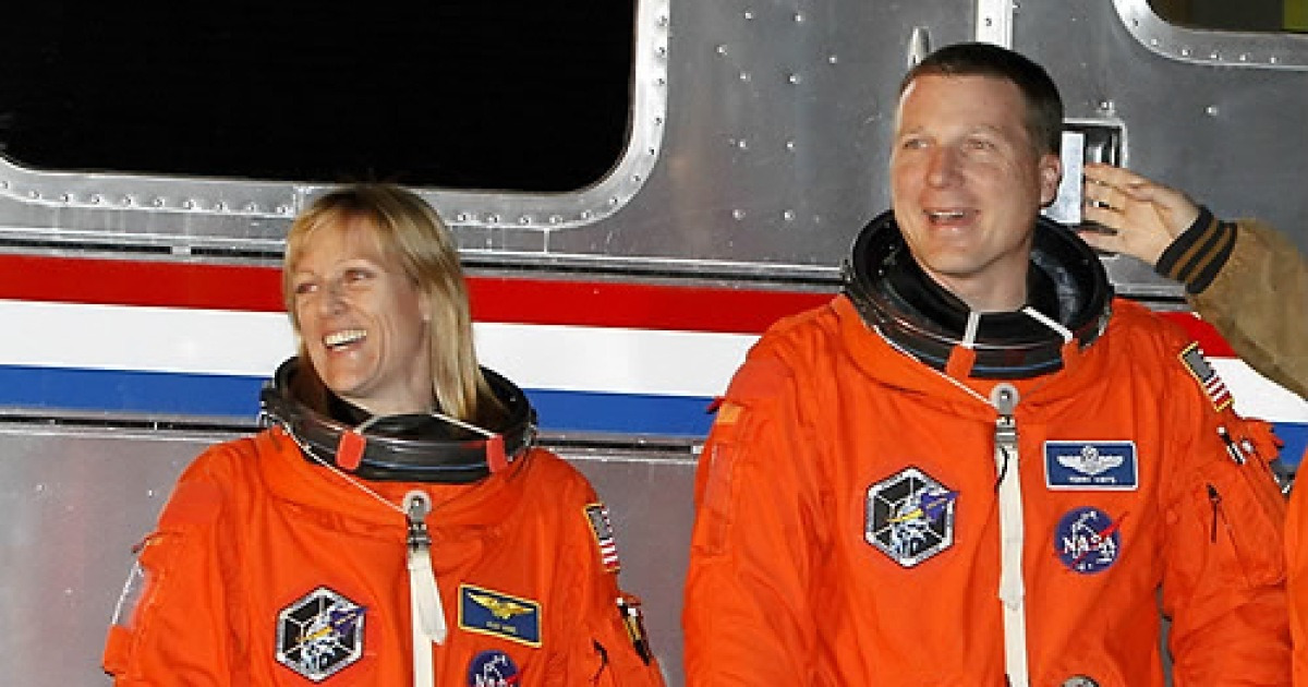 USA SHUTTLE ENDEAVOUR CREW WALKOUT