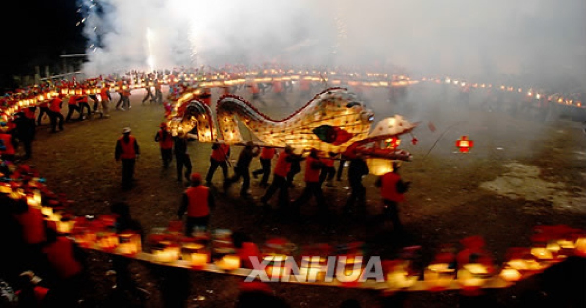 #(3)CHINA-WUYUAN-LUNAR NEW YEAR-DRAGON LANTERN (CN)