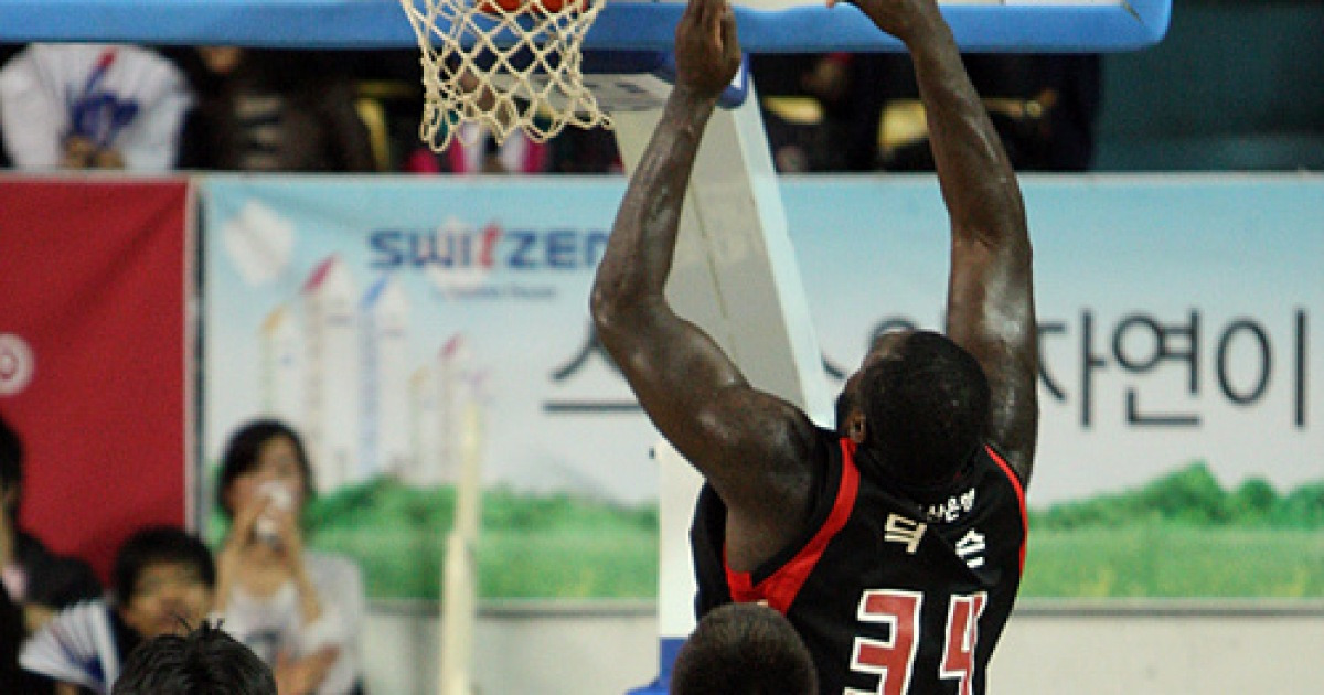 '딕슨 결승자유투' KT, KCC 잡고 2위 수성