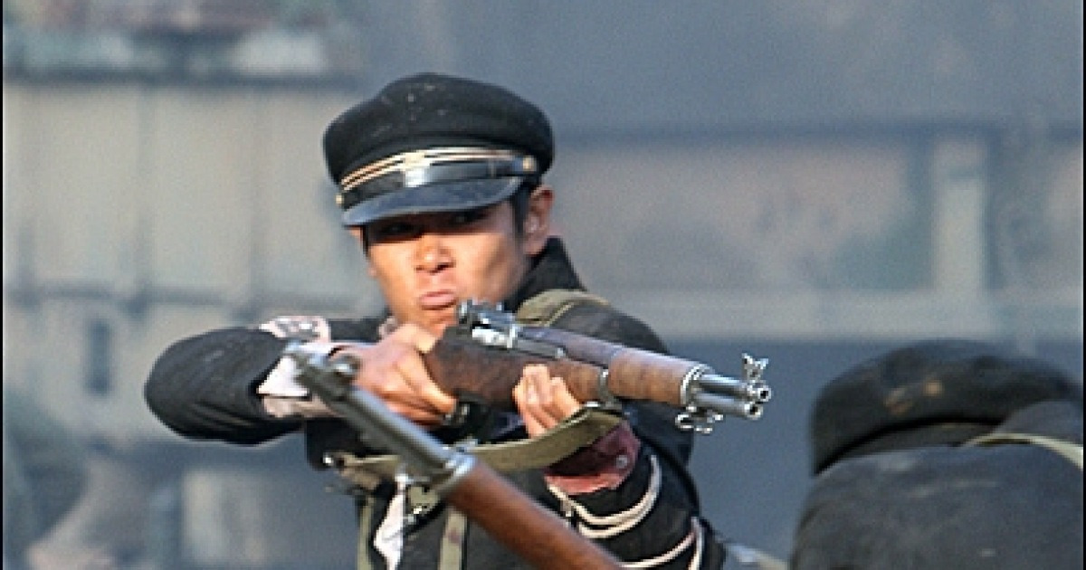 포토]T.O.P , 총쏘는 자세 나오나요?