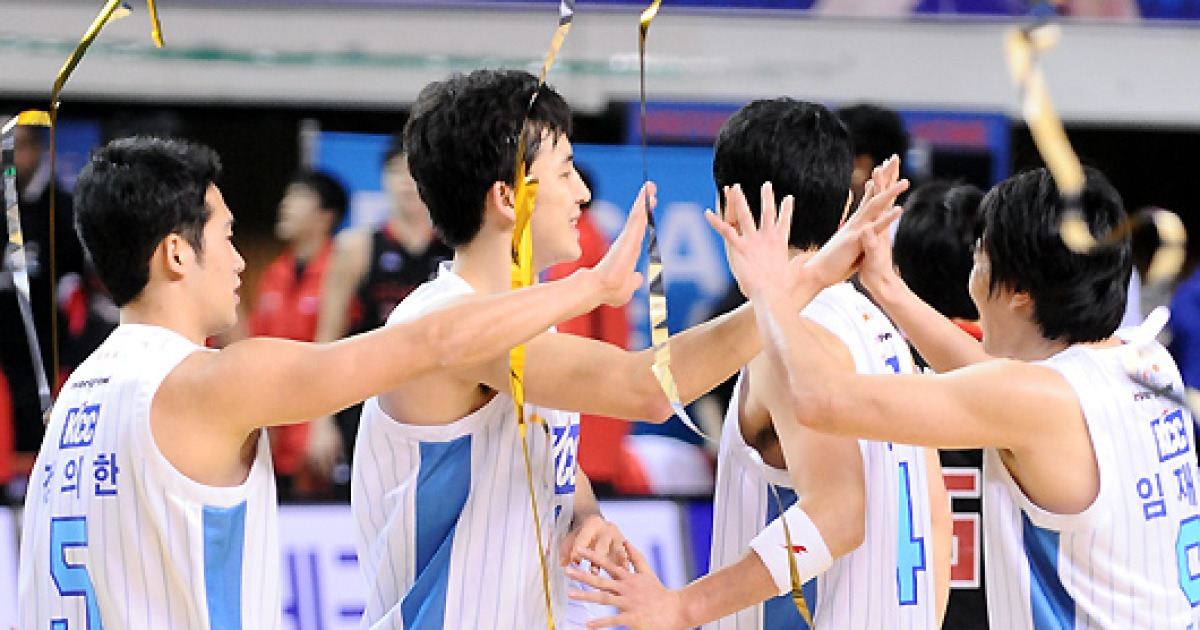 [사진]짜릿한 승리 KCC,'1승 남았어!'