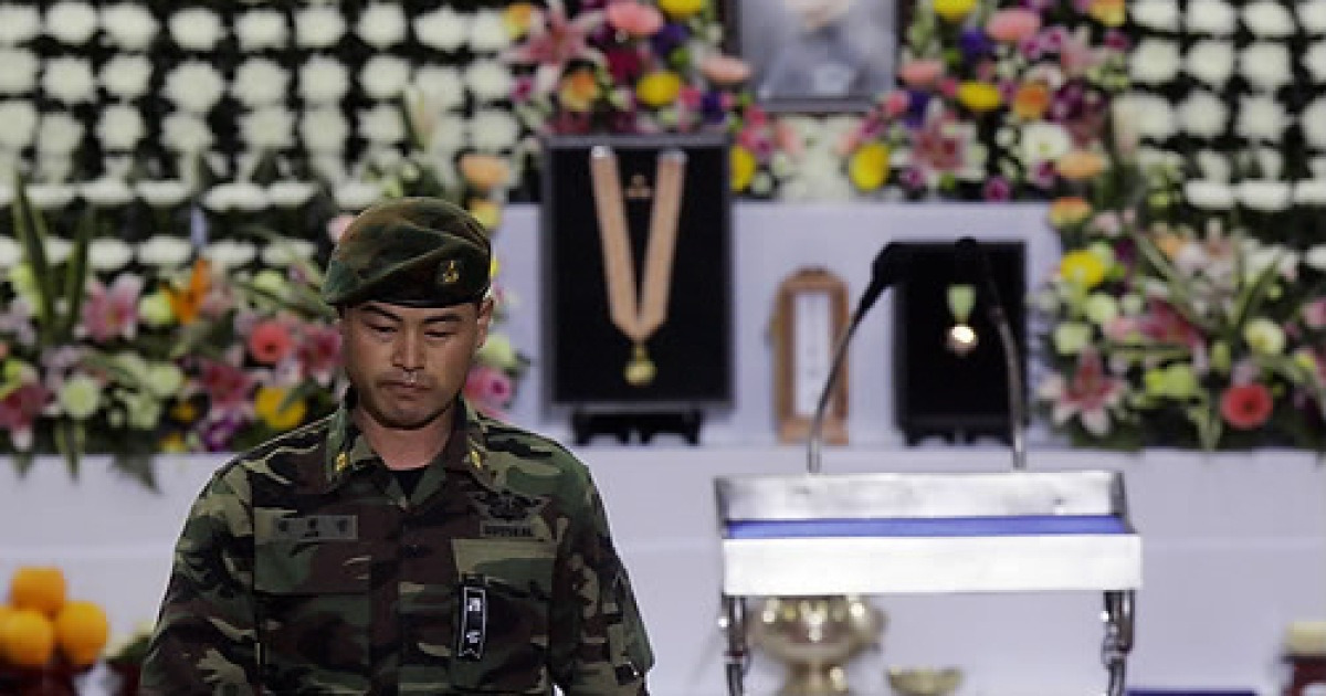 눈물로 선배를 보내는 UDT/SEAL 대원