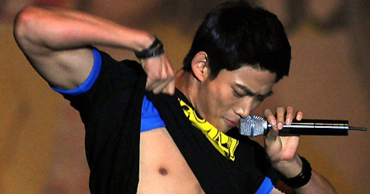 [사진]2PM 택연,'깜짝 초콜릿 복근 공개'