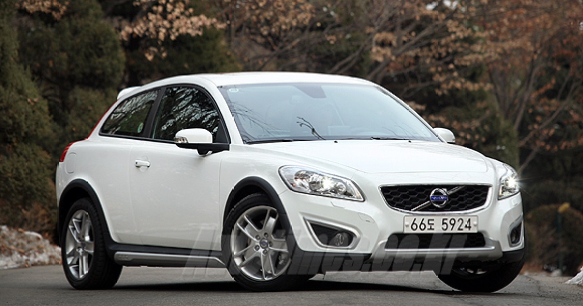 볼보, C30 기반 XC30, V30 내놓는다