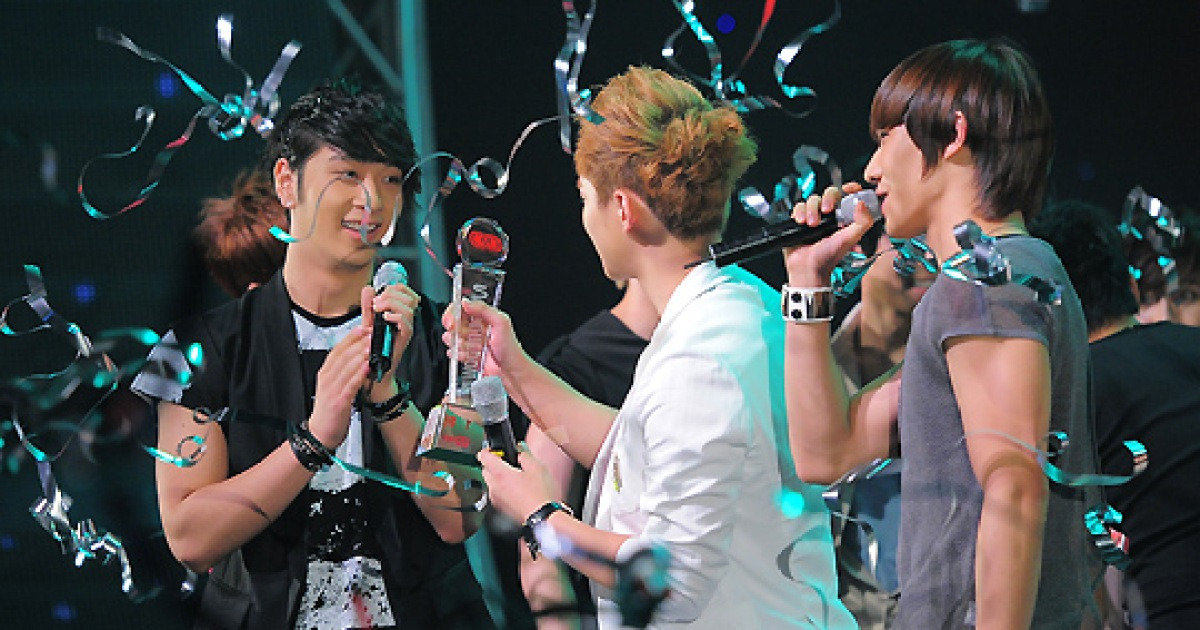 [사진]2PM 준호, '찬성아! 우리가 1위야!'