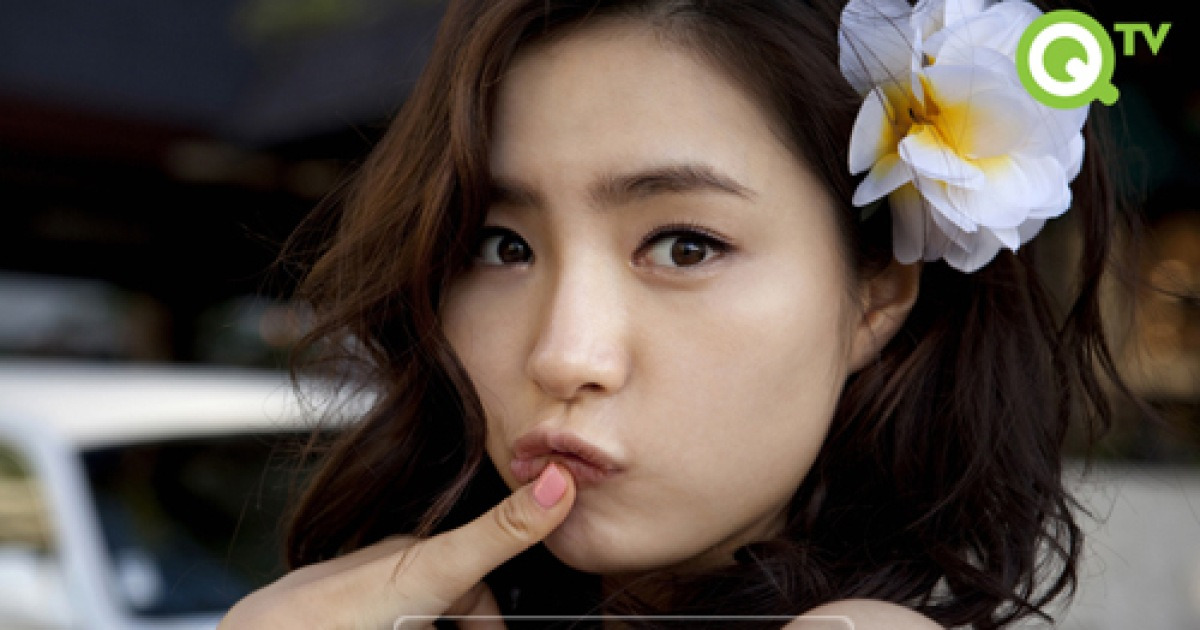 신세경은 왜 입술에 손을 댈까..하와이 '청순 글래머' 화보