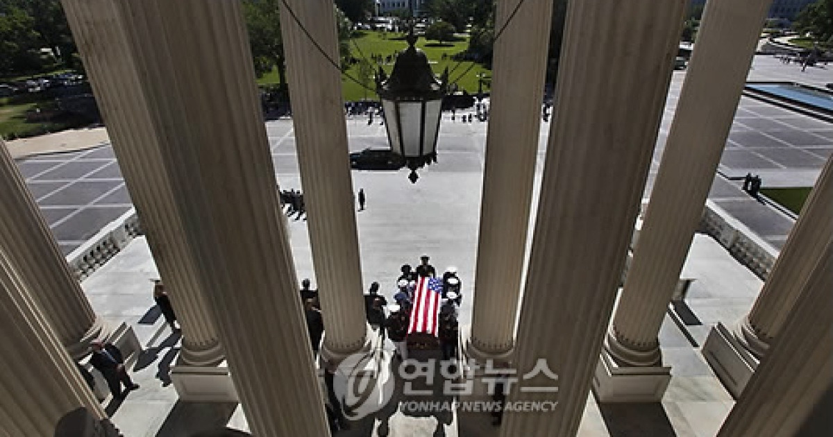 USA SENATOR BYRD ENTERS SENATE FOR LAST TIME