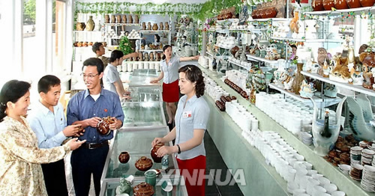 DPRK-PYONGYANG-PORCELAIN SHOP
