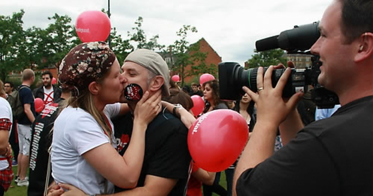 (6)BRITAIN-LONDON-KISS TOUR