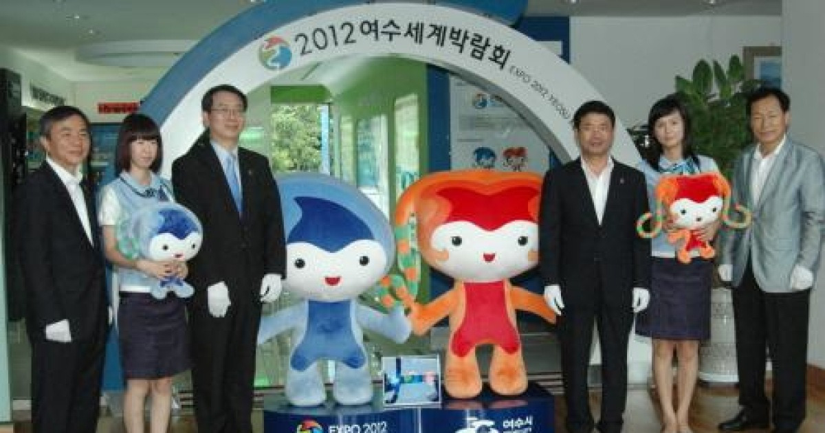 여수시청 현관에 여니 수니 마스코트 전시