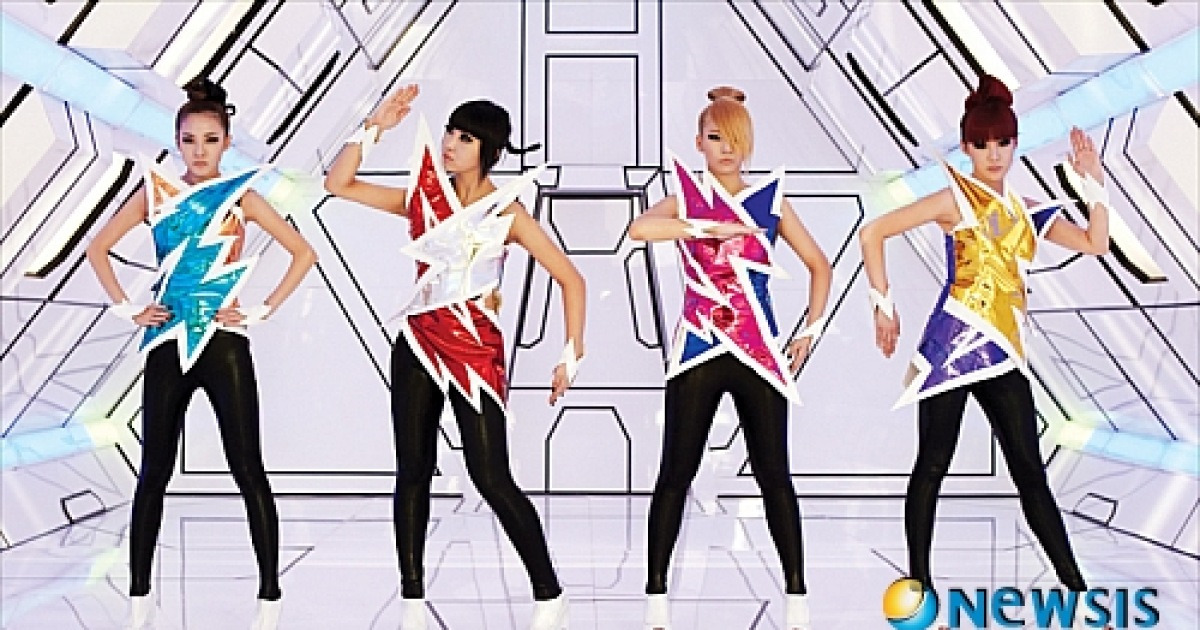 2NE1, 잘들 논다..뮤직비디오4D 쇼케이스까지