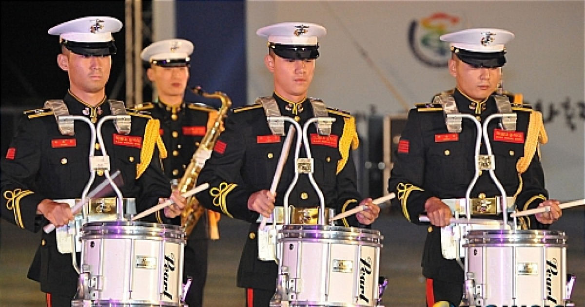 절도있는 한국해병 군악대