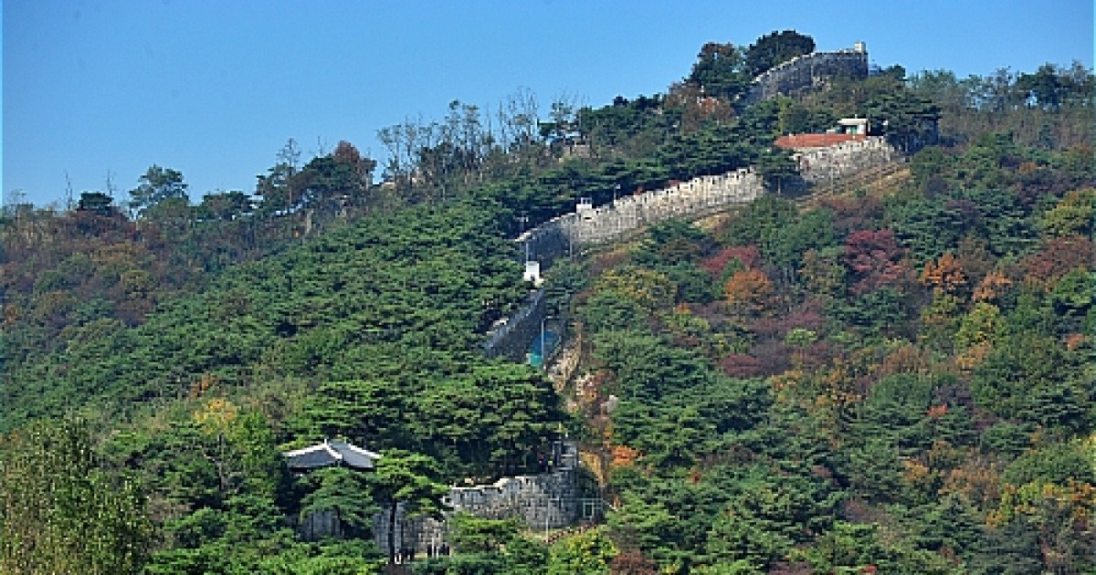 가을빛으로 물들어가는 북악산 성곽