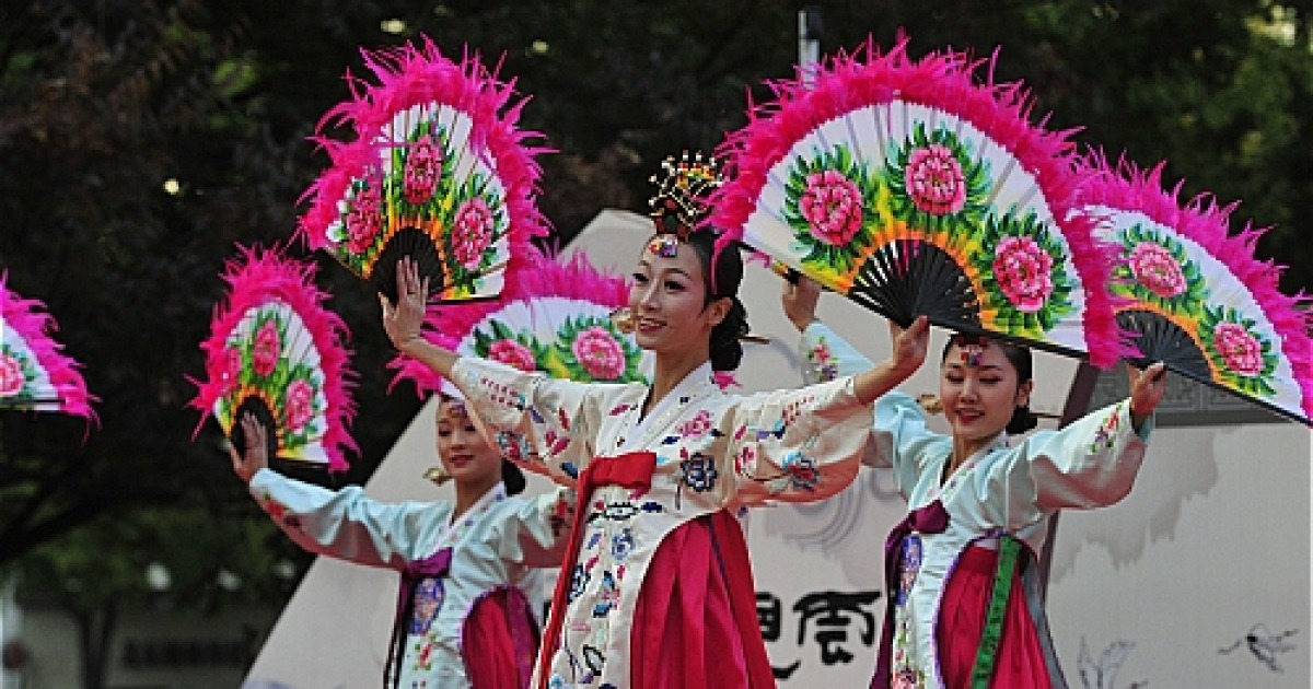 눈길 끄는 전통무용 부채춤