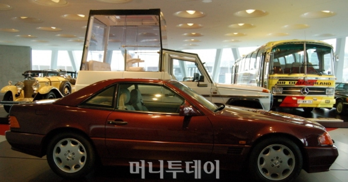 [사진]영국 왕실인사의 첫 수입차, 벤츠 500SL