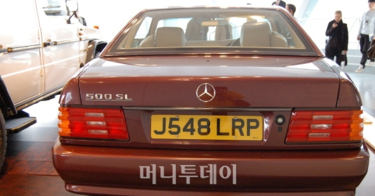 [사진]다이애나 비가 사랑한 벤츠 500SL 뒷모습