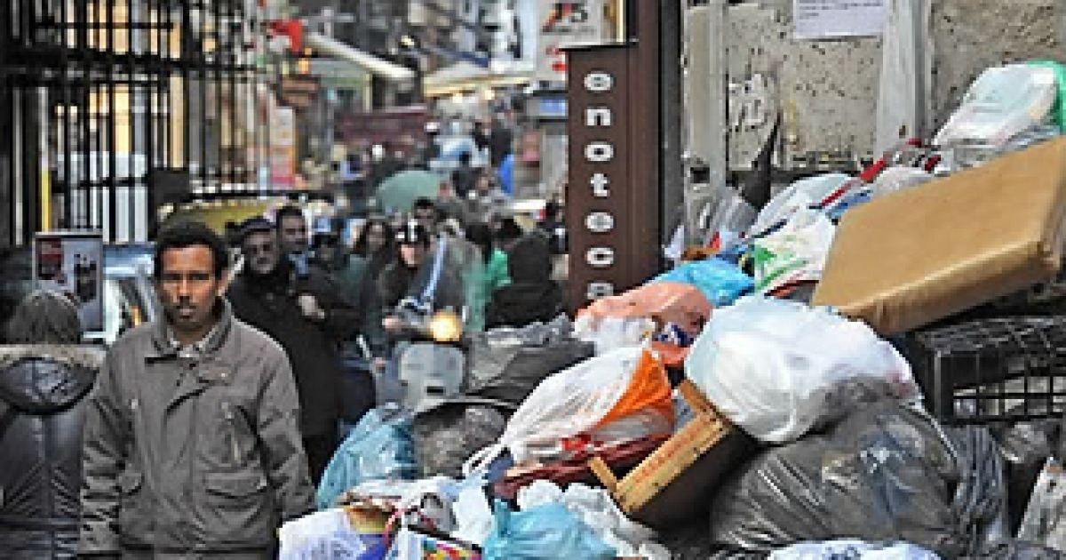 ITALY NAPLES TRASH