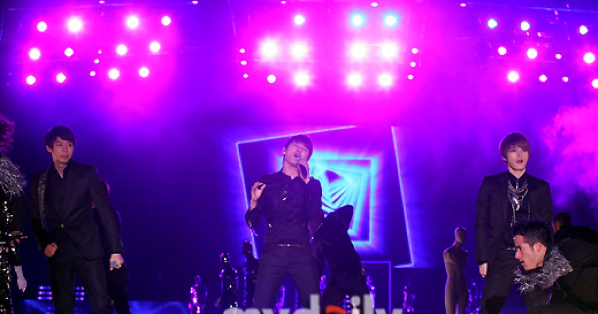 [MD포토]열정적인 첫 콘서트 선보이는 그룹 JYJ