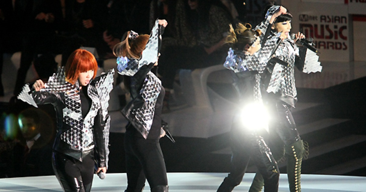 [MD포토] 2NE1 '빛나는 거울옷 댄스'