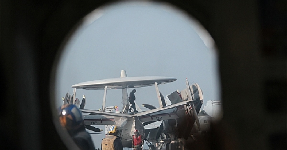 이륙 준비중인 E-2C 호크아이 조기경보기