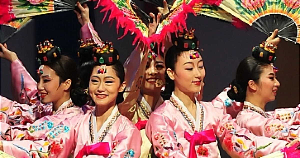 부채 춤 선보이는 NOW 무용단