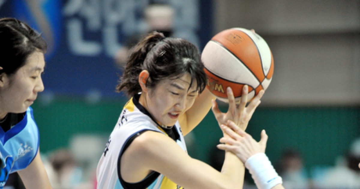 [WKBL] '밀고 잡지마!'