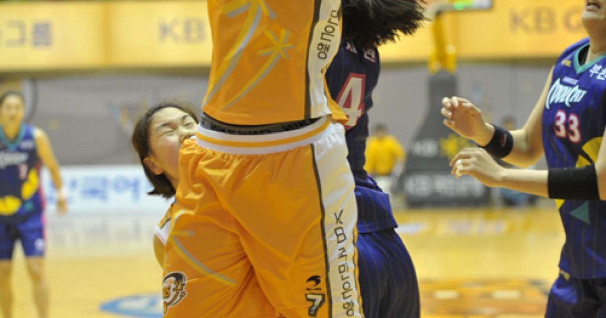 [WKBL] 정선화 '골밑은 내가 장악한다'