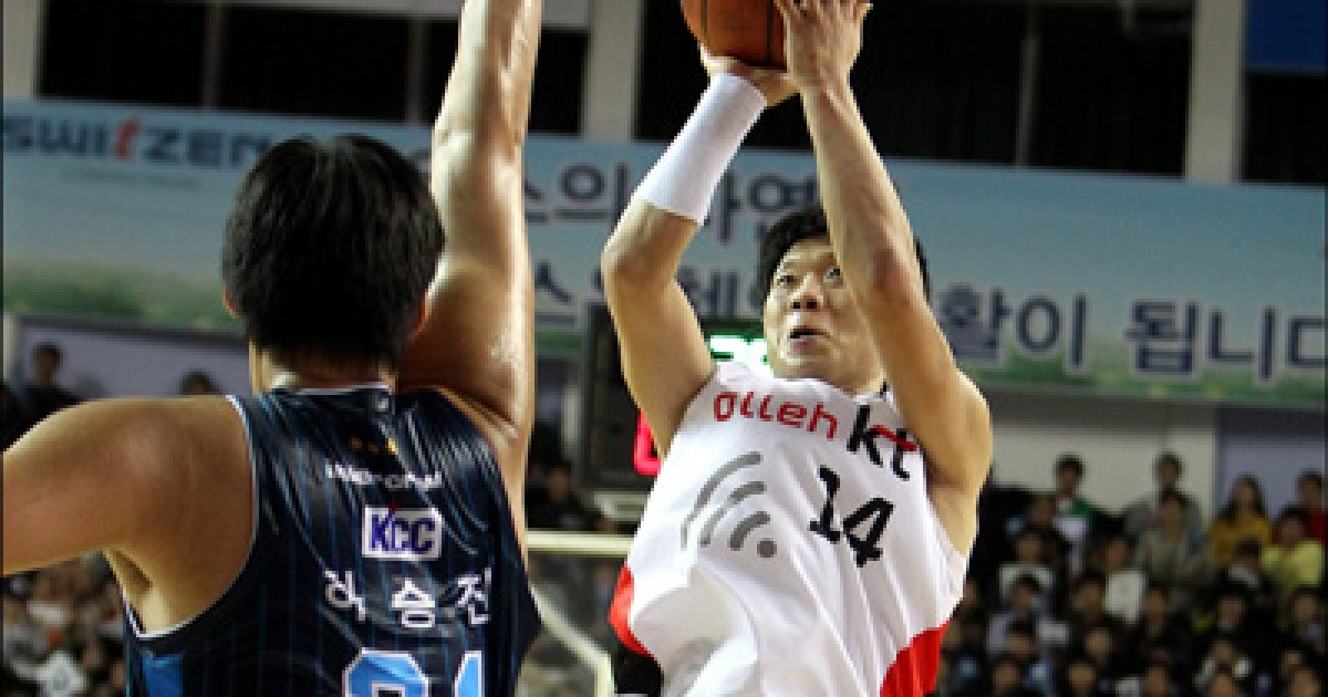 '박상오 29점' KT, KCC 3라운드 전승 저지