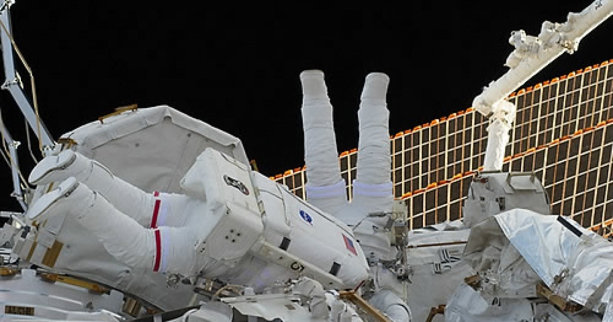 SPACE SHUTTLE DISCOVERY SPACEWALK