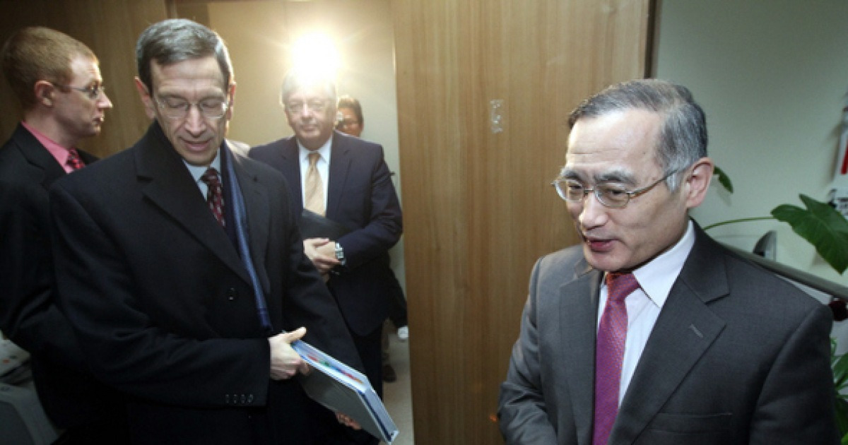 U.S. announces six-party talks precondition