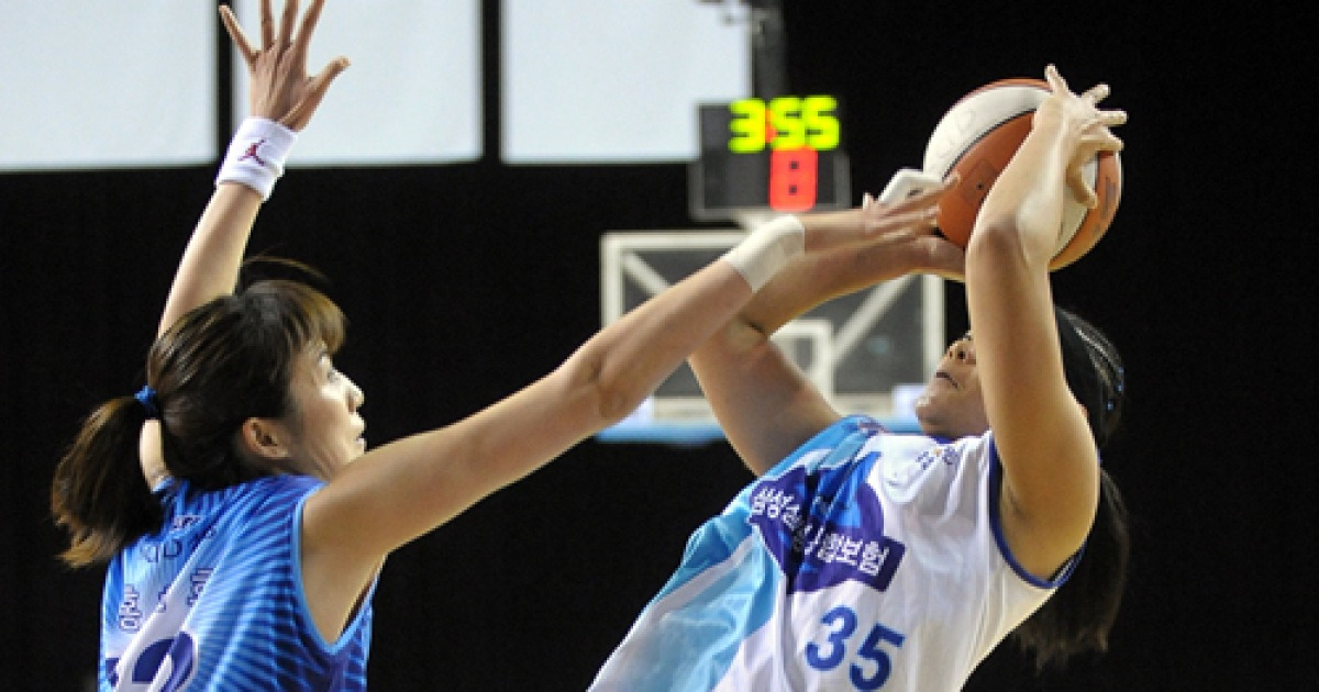 [WKBL] 로벌슨 '활처럼 휘어서 슛!'