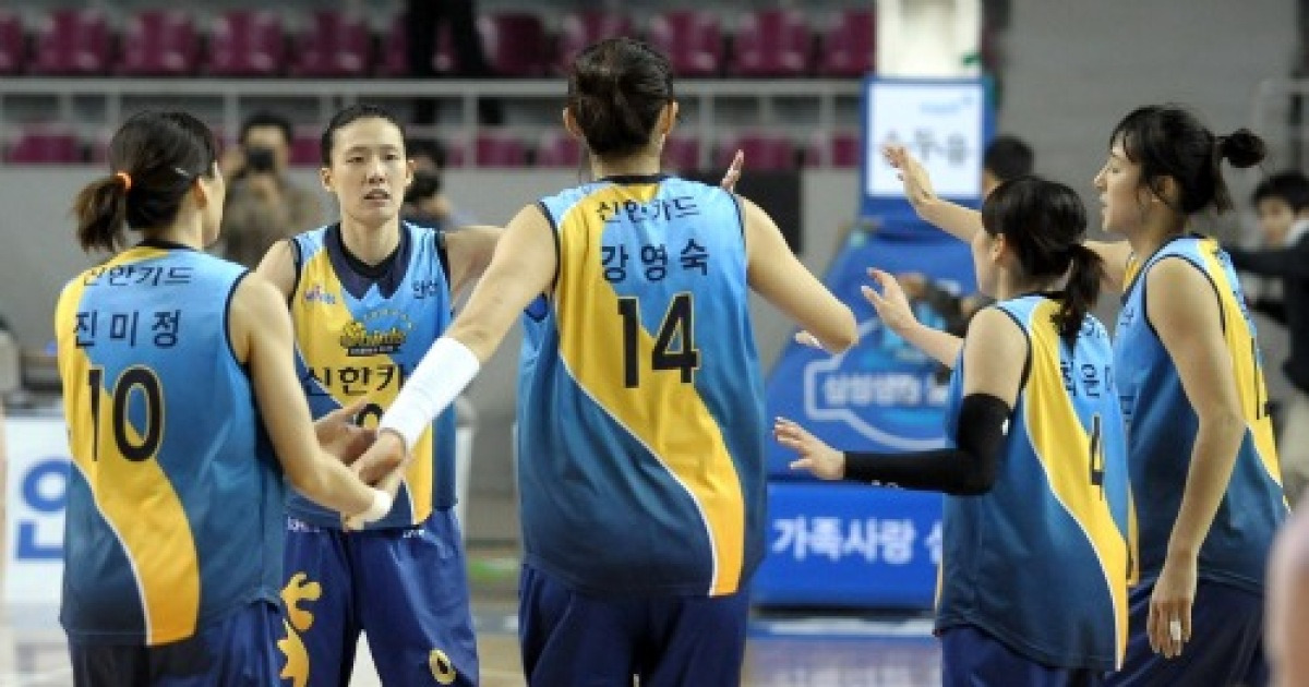 [WKBL PO] 신한은행, 2연승 "챔프전 1승 남았다"