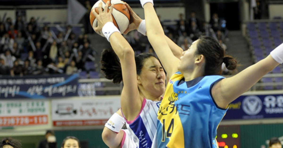 [WKBL] 김계령 '볼에 손 대지마!'