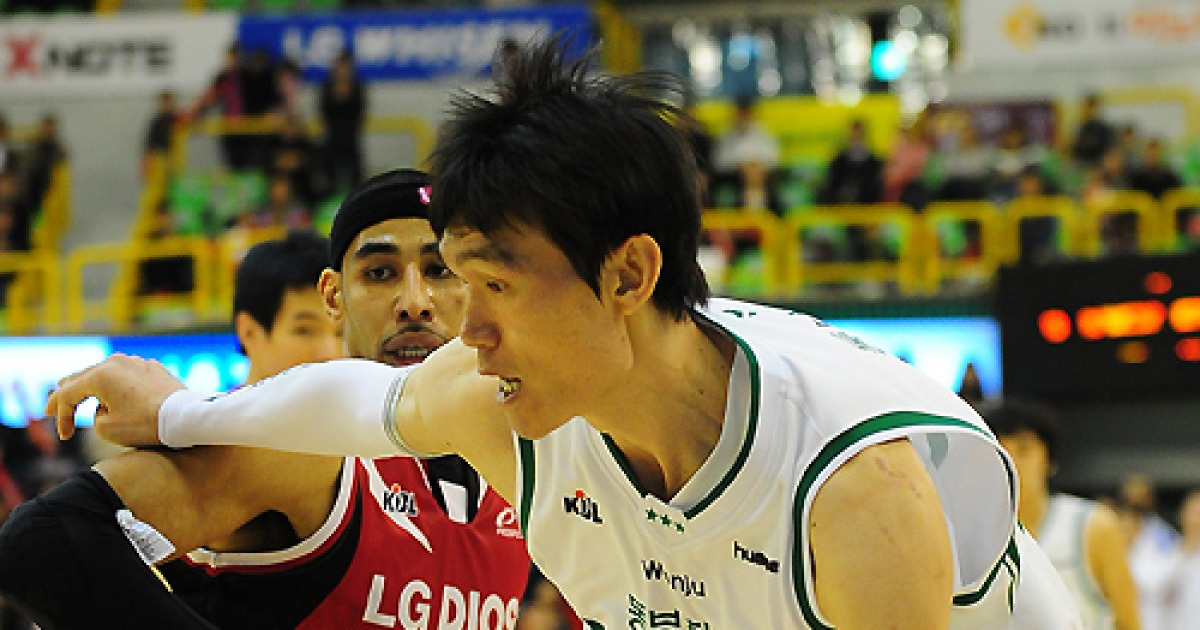 '김주성 28점 12R' 동부 4강 PO행, LG에 3연승