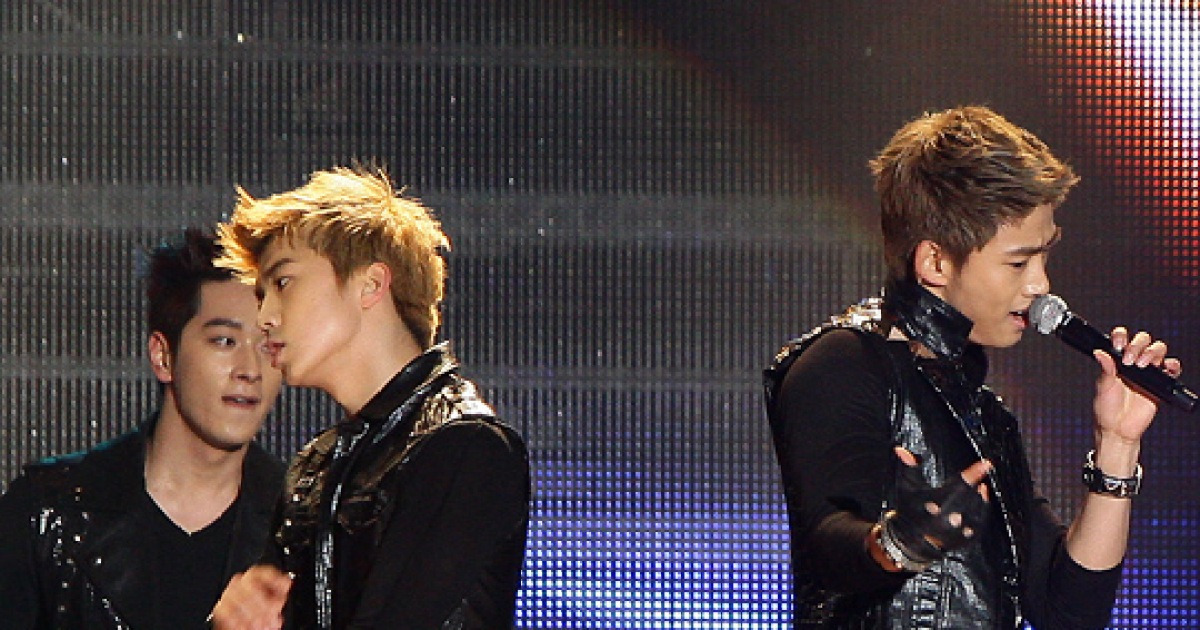 [TD포토] 짐승돌 2PM 우영-택연 '서로 다른 시선에서~'