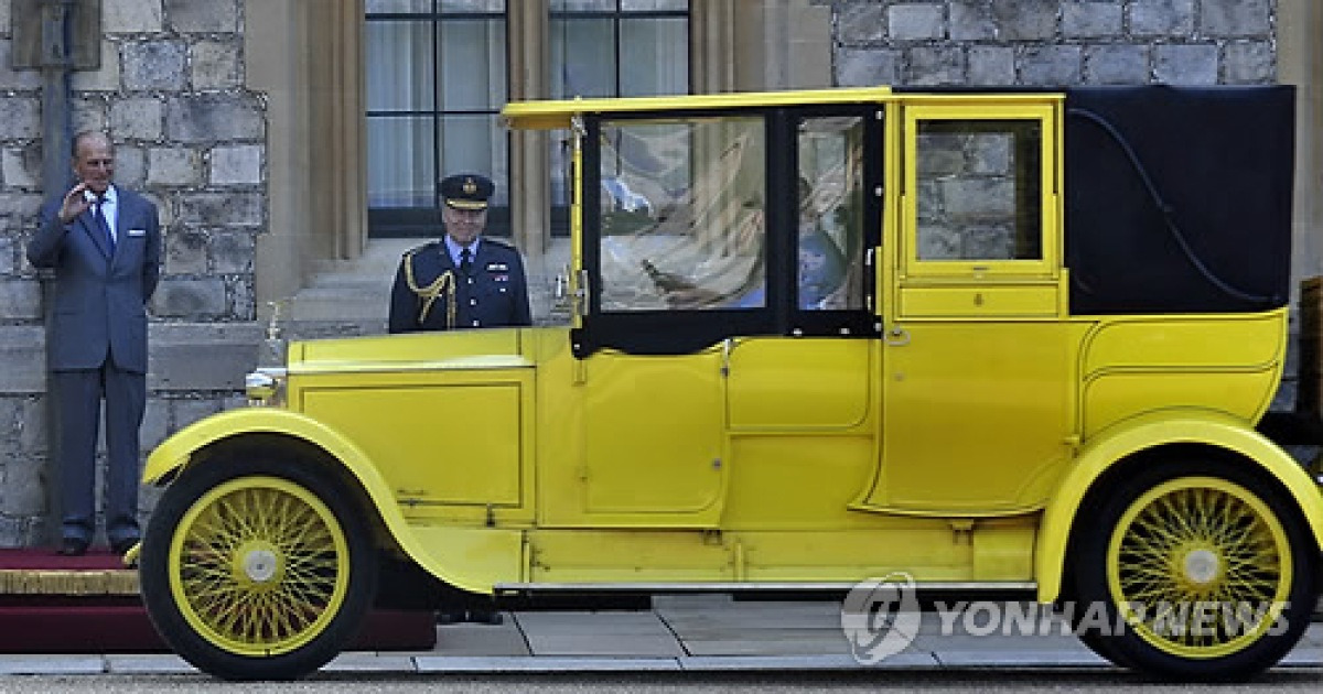 BRITAIN DUKE OF EDINBURGH REVIEWS ROLLS ROYCE CAVALCADE
