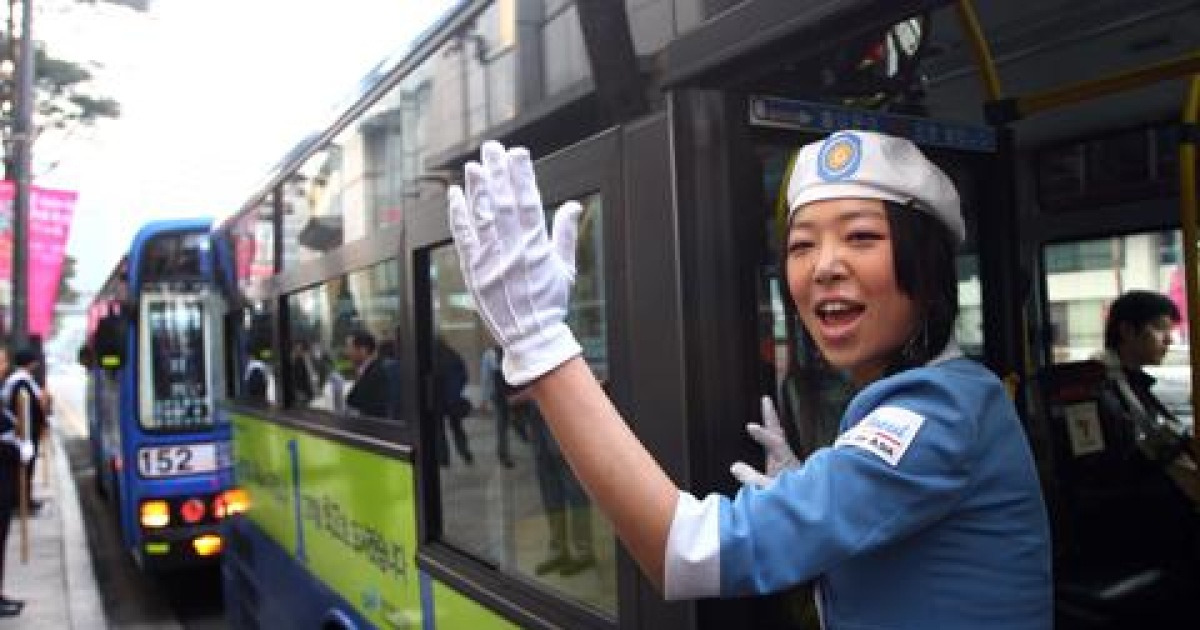 [수도권] "오라이~!"부활한 버스 안내양