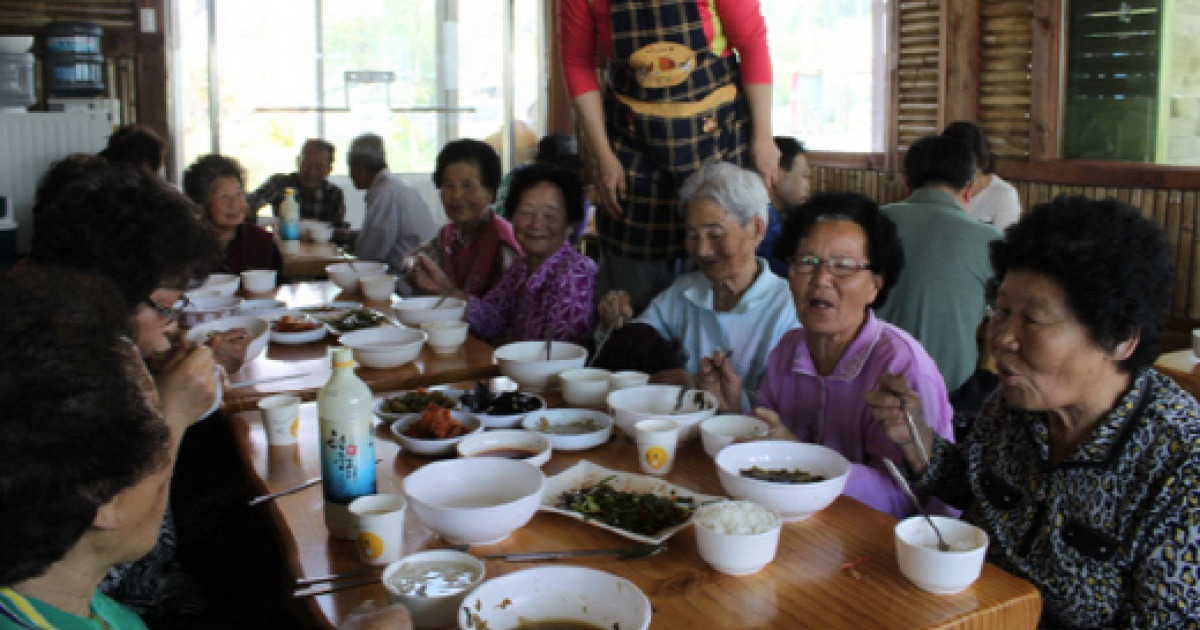 Communal meals alleviate burden, lift village unity