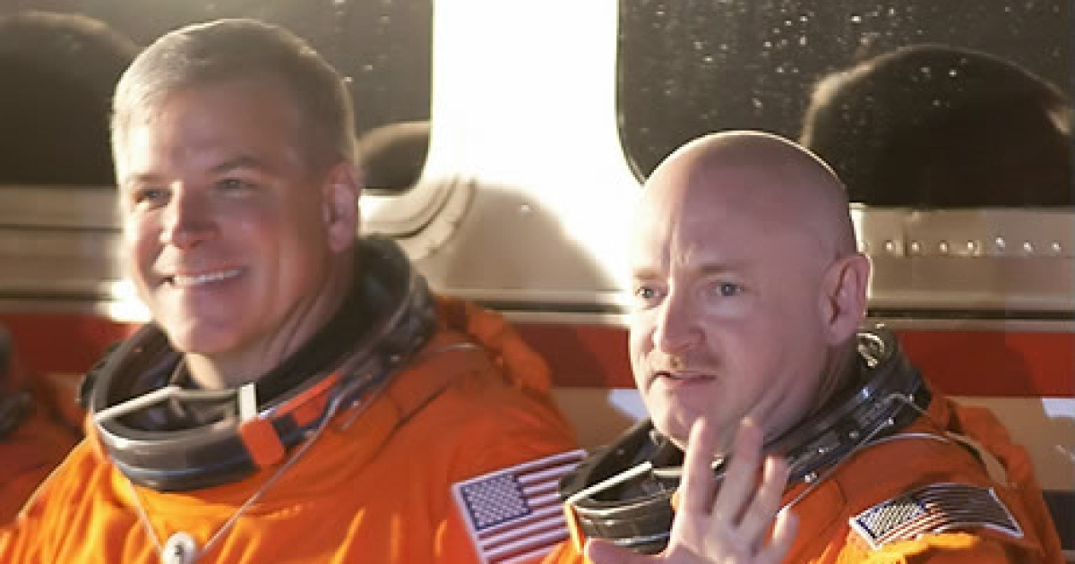 USA SHUTTLE ENDEAVOUR CREW WALKOUT