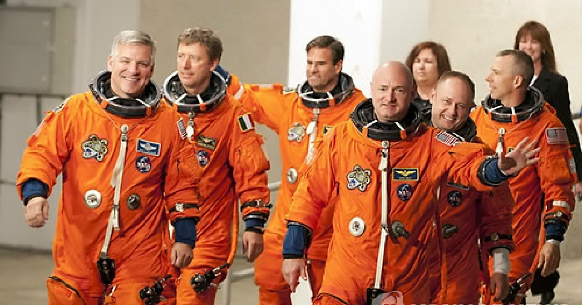 USA SHUTTLE ENDEAVOUR CREW WALKOUT