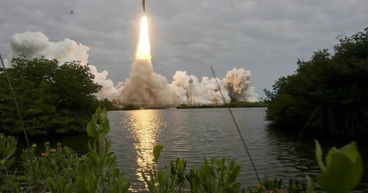 USA SHUTTLE ENDEAVOUR LAUNCH