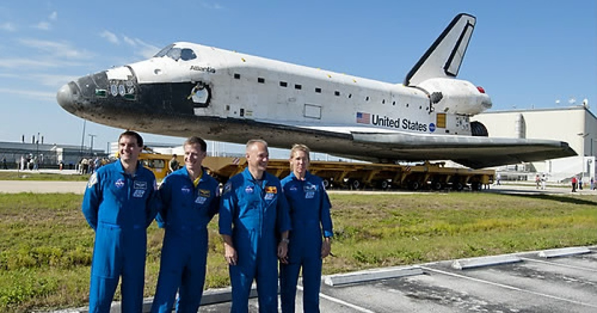 USA SHUTTLE ATLANTIS ROLLOVER
