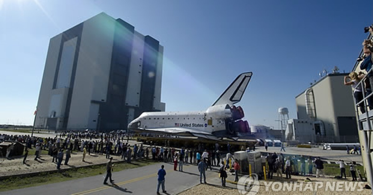 USA SHUTTLE ATLANTIS ROLLOVER